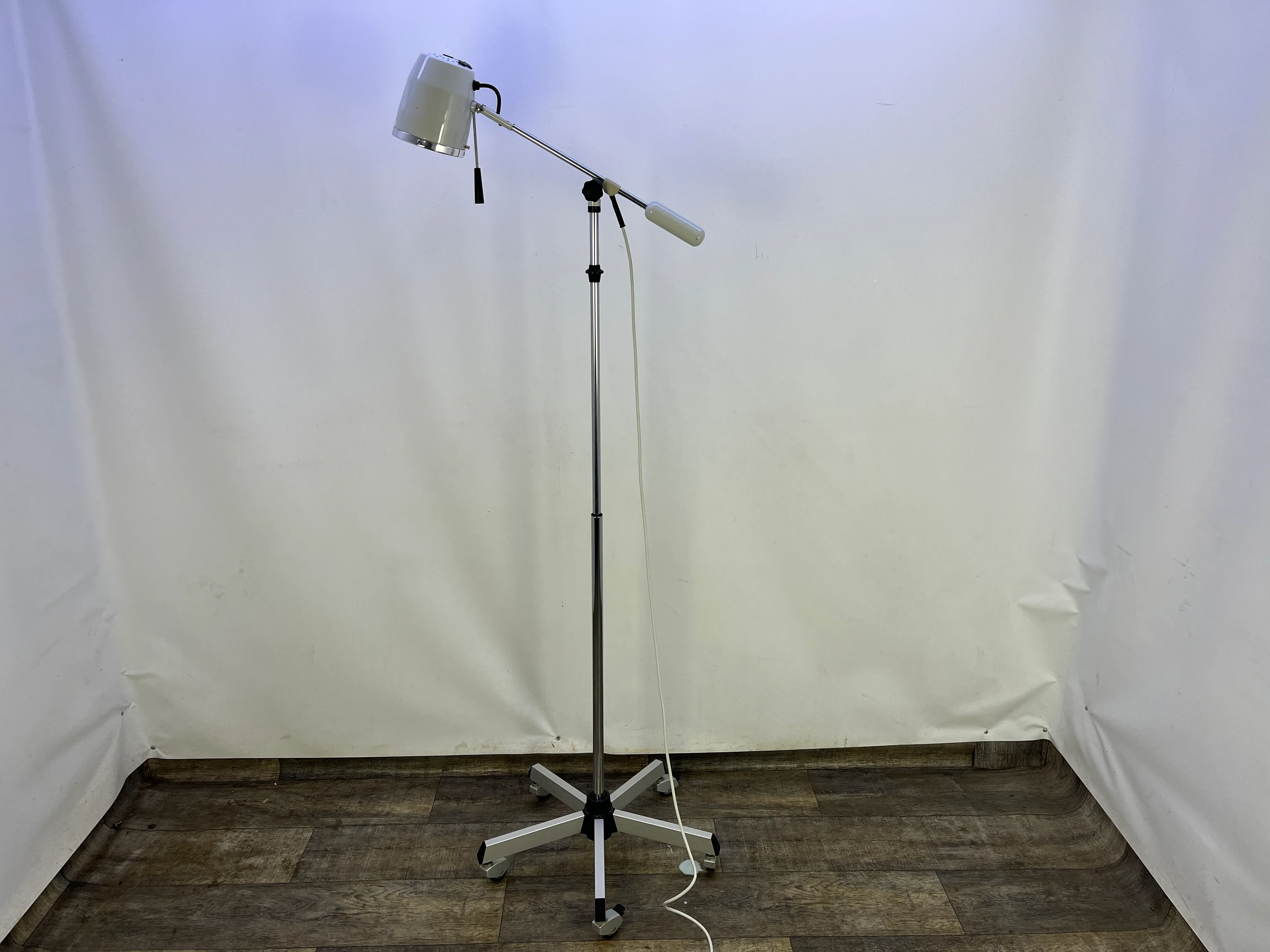 Lampa podłogowa operacyjna Dr Mach, lata 60. | Patyna.pl
